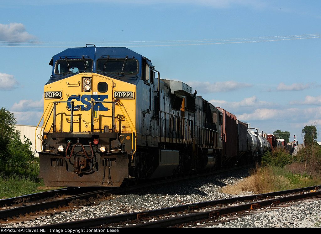 CSX 9022 leads Q335 down the hill at Fox